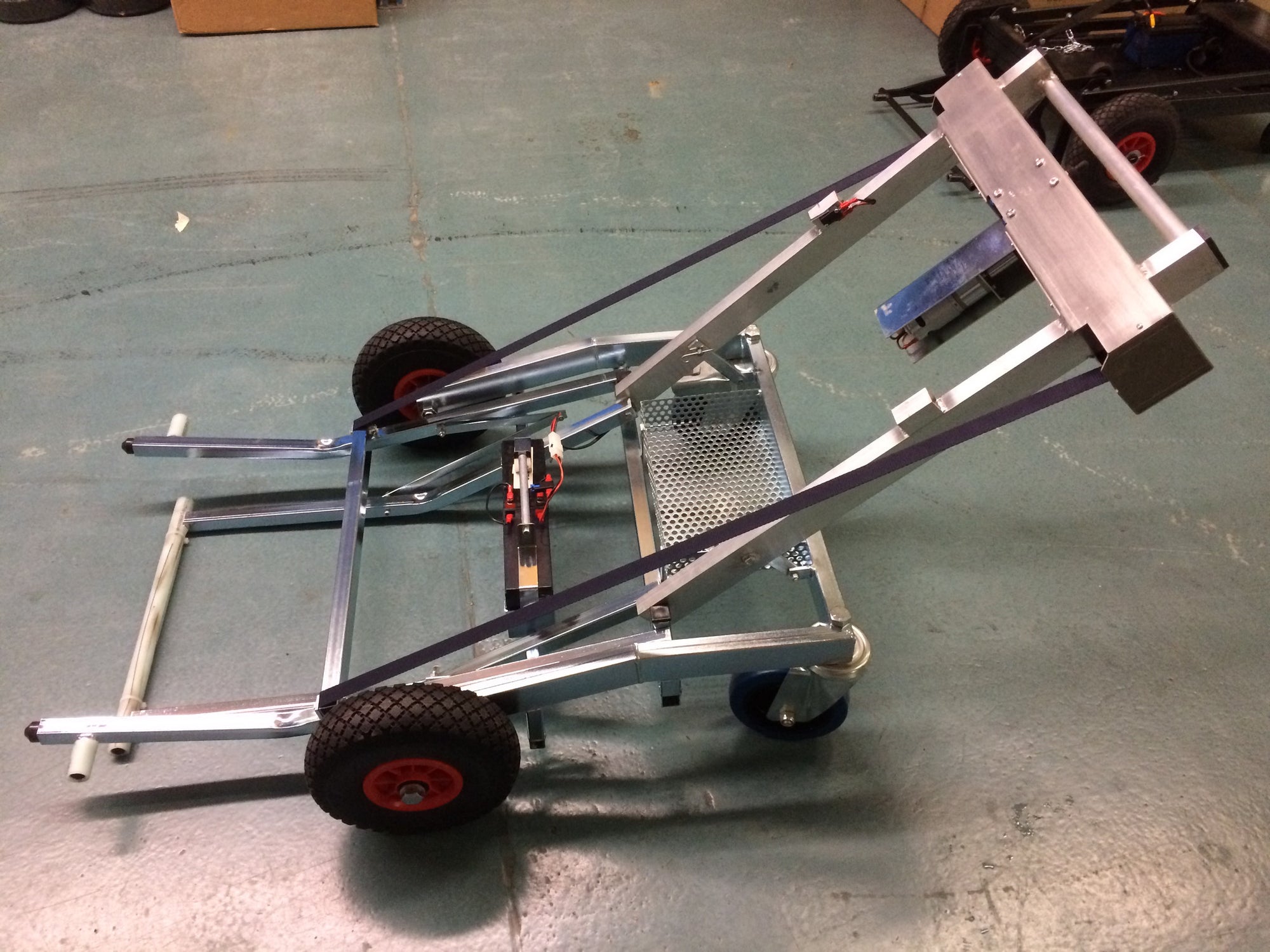 Dalmi Hookless Teamlift Electric Kart Stand *Free Batteries and ...